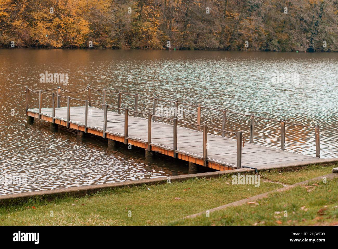 Wooden wharf on the Hazna lake at the autumn park Stock Photo - Alamy