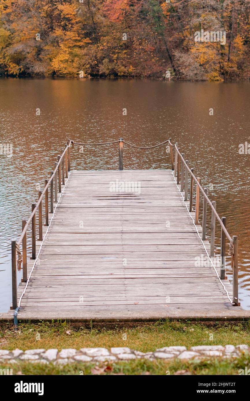 Wooden wharf on the Hazna lake at the autumn park Stock Photo - Alamy