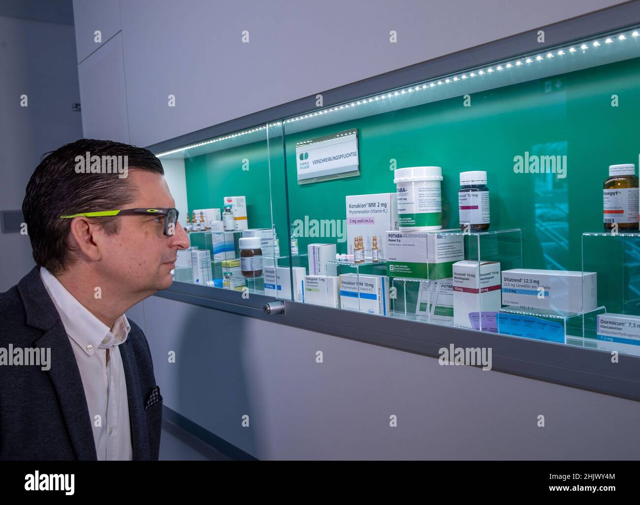 Pharmaceutical contract manufacturer hi-res stock photography and ...