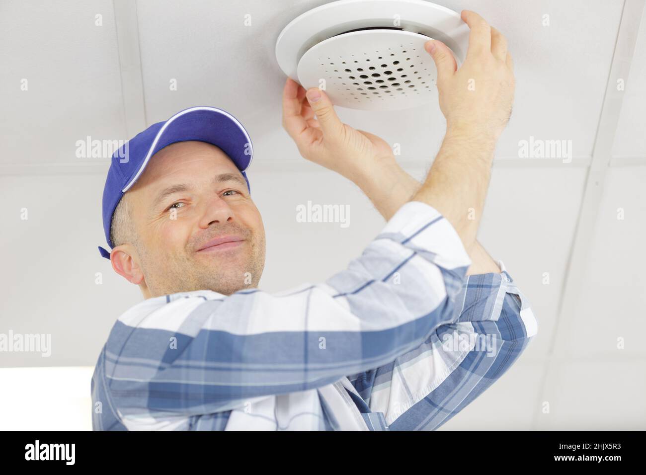 Installing hvac system hi-res stock photography and images - Alamy