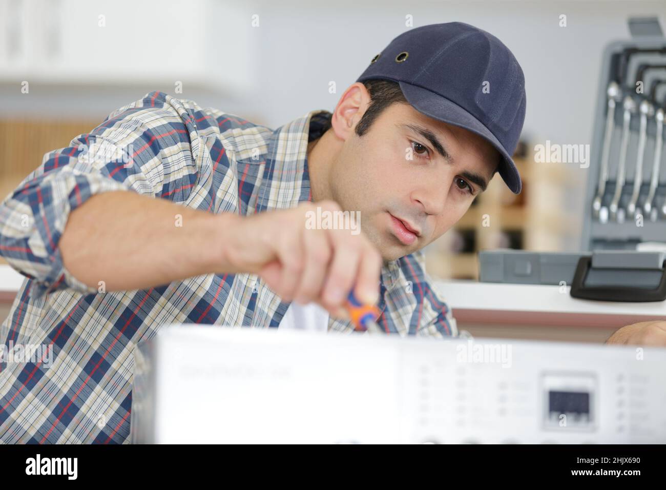 Installer washing machine hi-res stock photography and images - Alamy
