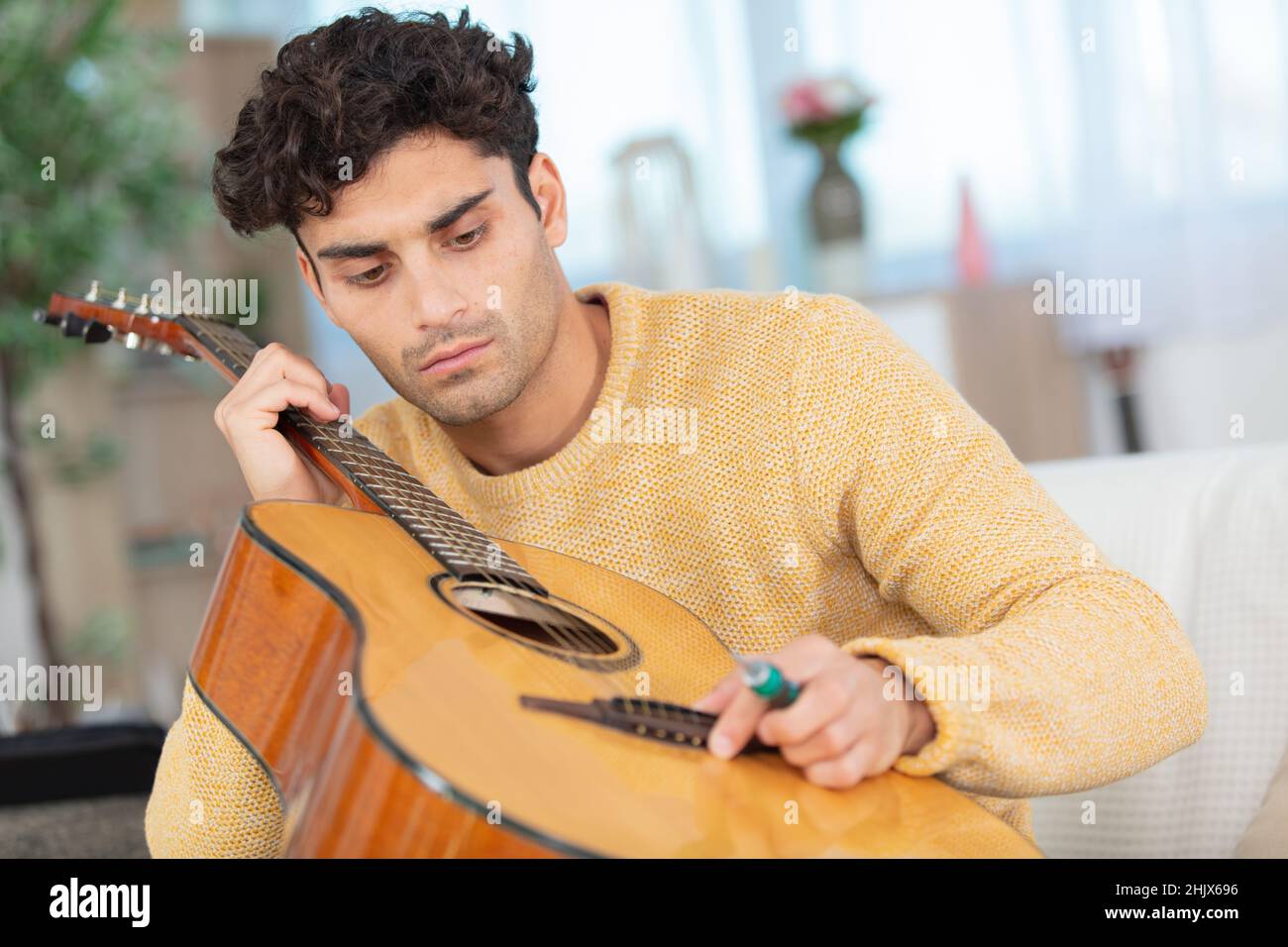 Changing strings on guitar hi-res stock photography and images - Alamy