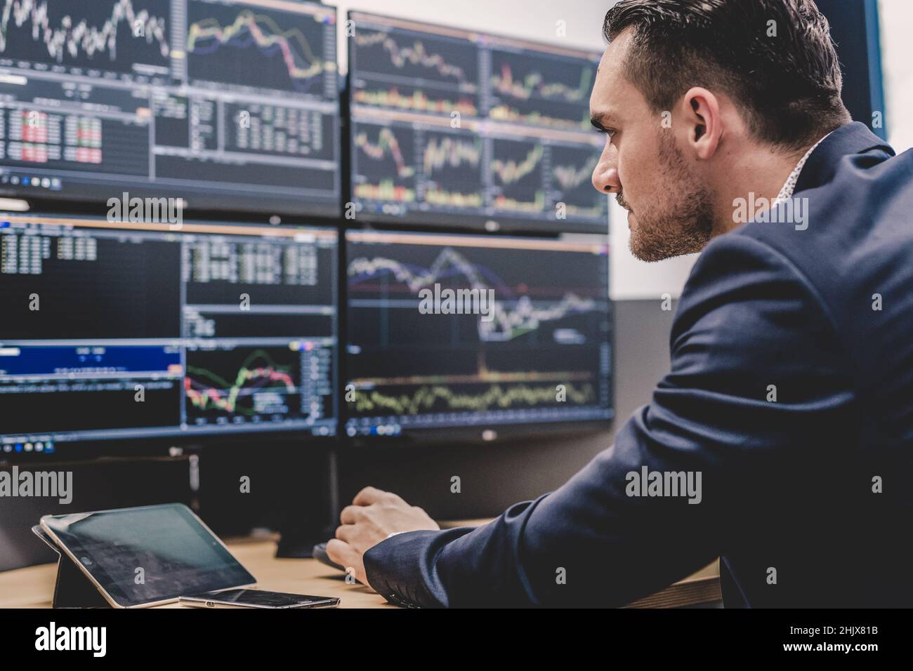 Trading broker screen wall hi-res stock photography and images - Alamy