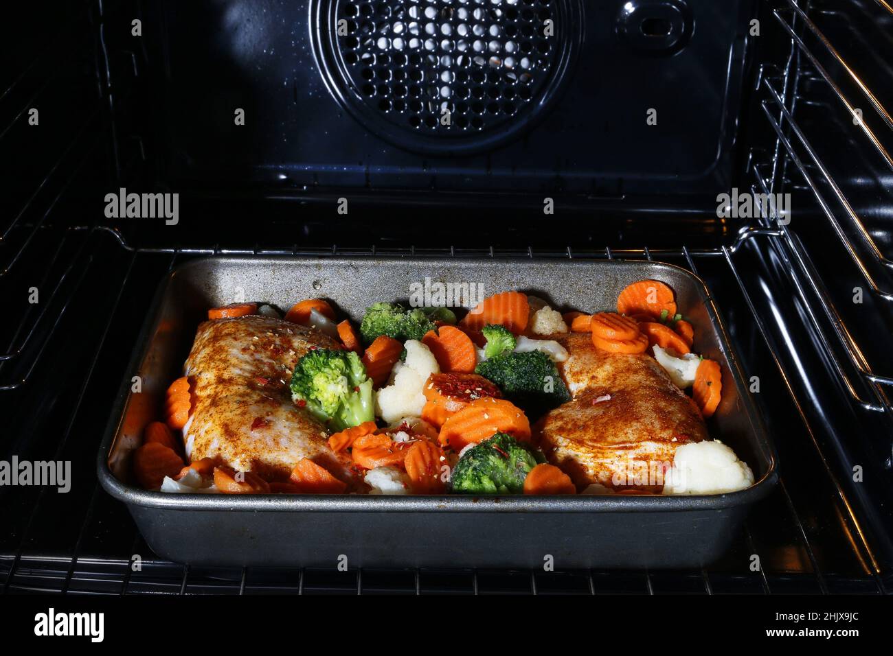 Chicken baked in oven time hi-res stock photography and images - Alamy