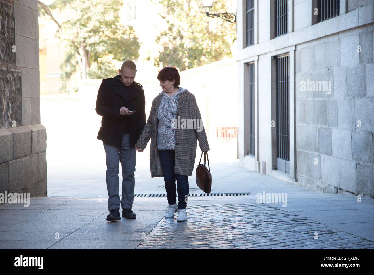 Couple walk through city hi-res stock photography and images - Alamy