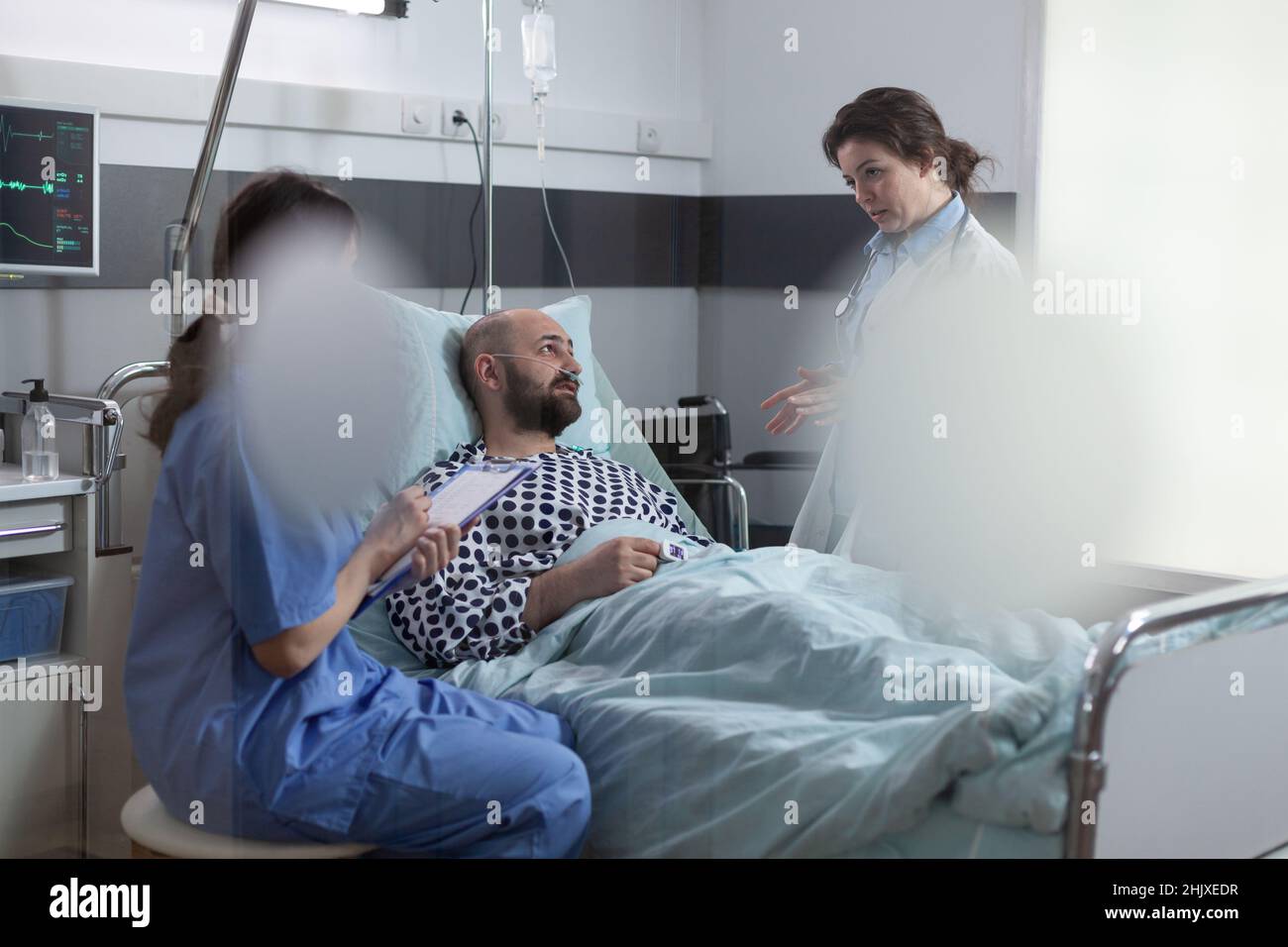 Hospital nurse writing notes hi-res stock photography and images - Alamy