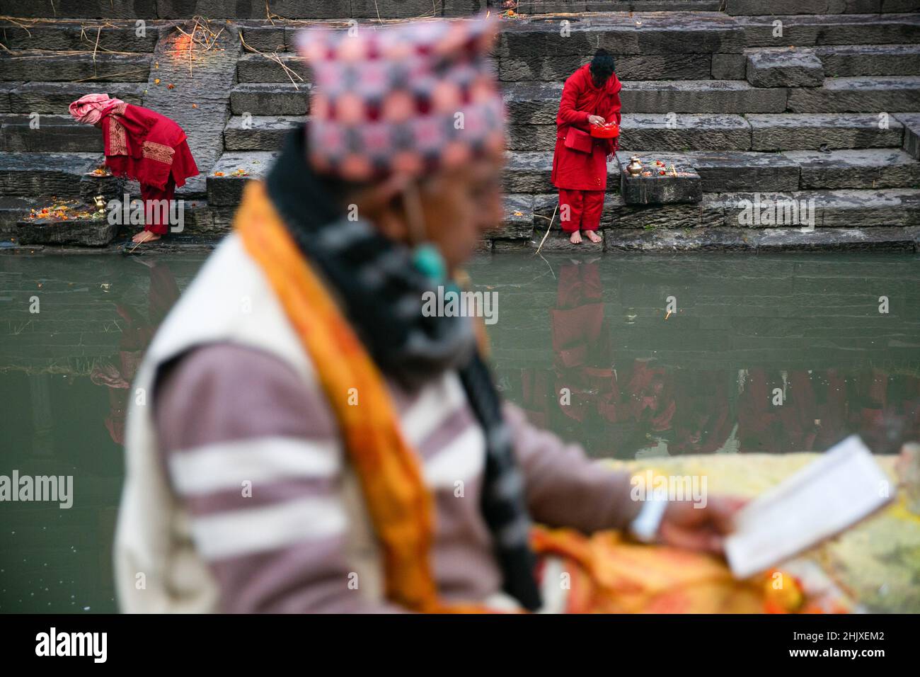 Devotees offer prayers pashupatinath temple hi-res stock photography ...