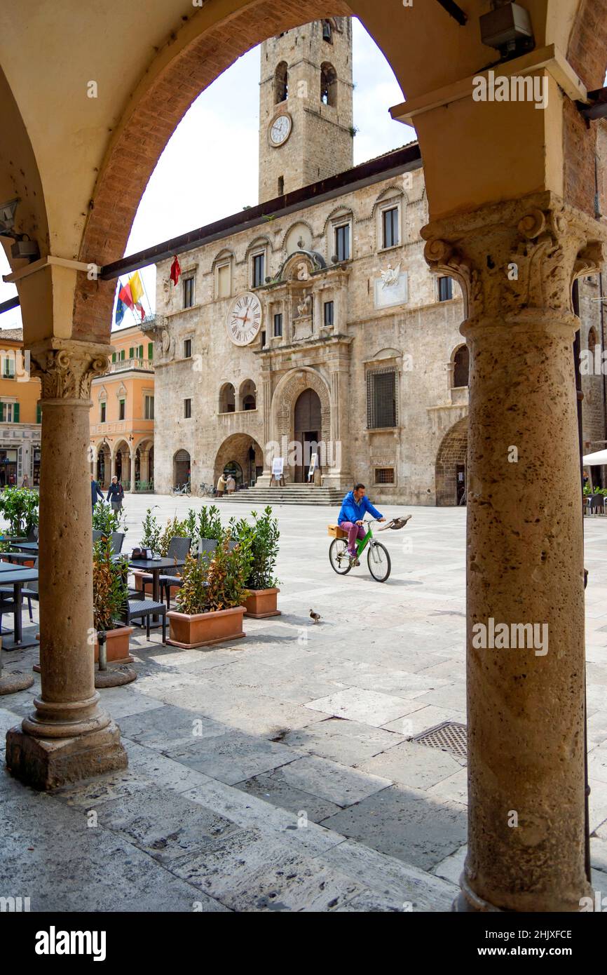 Cityscape, Piazza del Popolo square, Ascoli Piceno, Marche, Italy ...