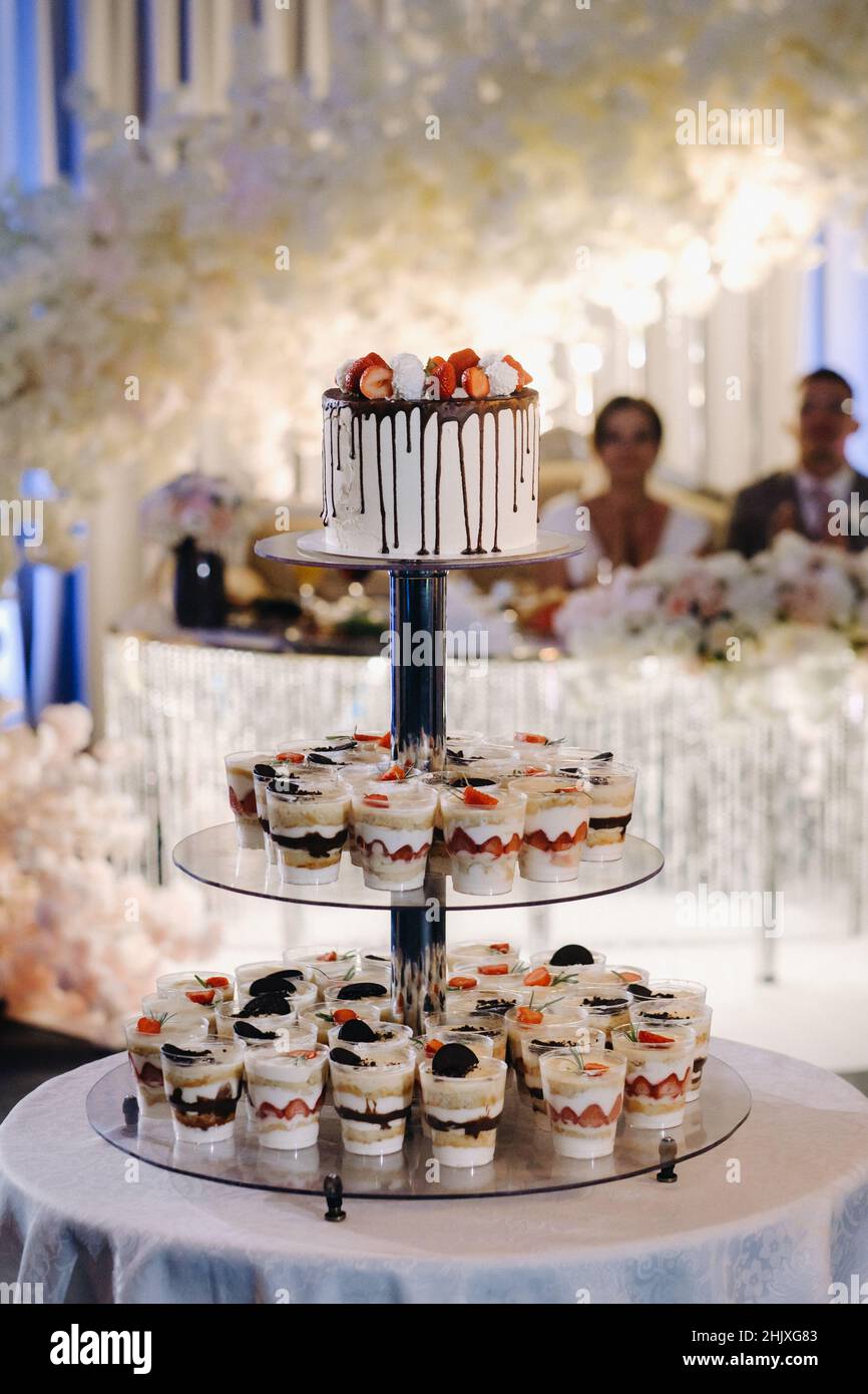 Multi level white wedding cake hi-res stock photography and images - Alamy