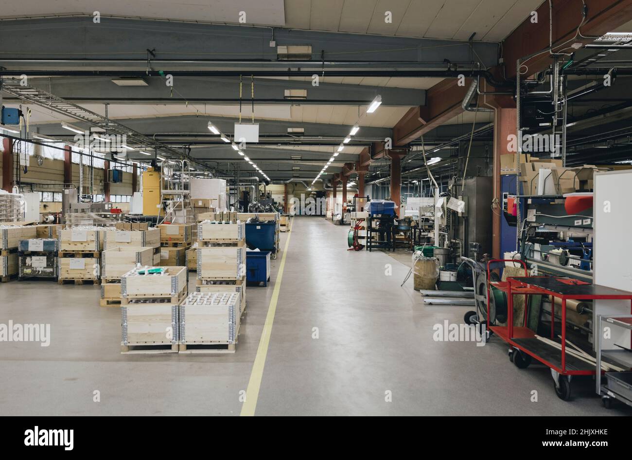 Arrangement of containers in large factory warehouse Stock Photo - Alamy