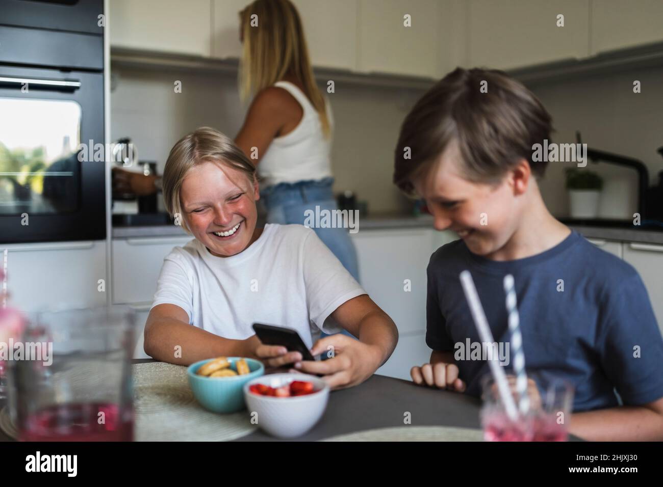 Children doing chores hi-res stock photography and images - Alamy