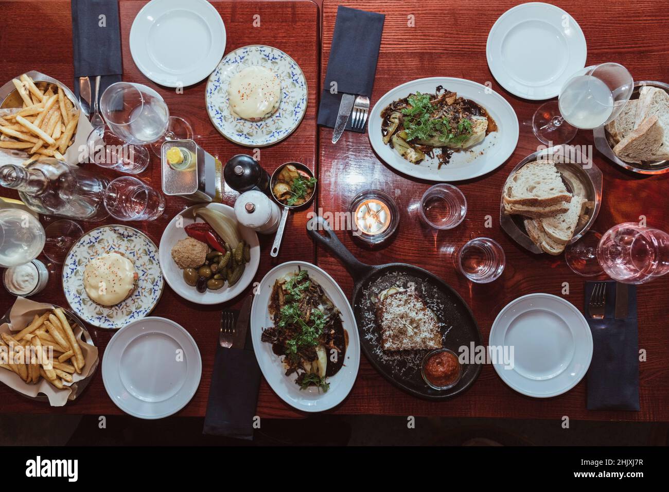 Food in restaurant table hi-res stock photography and images - Alamy