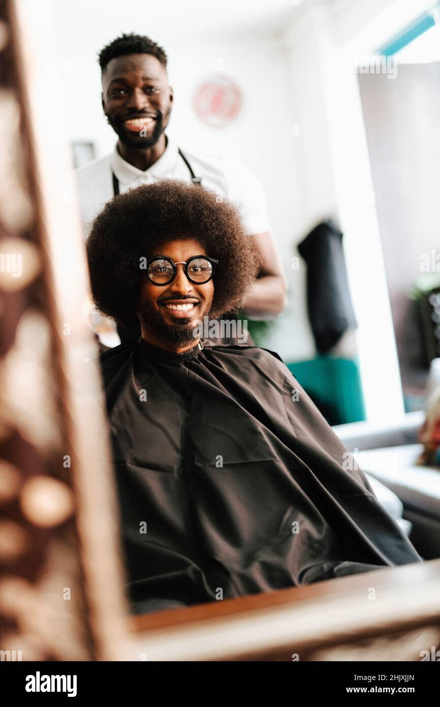 Hair barber mirror reflection hi-res stock photography and images - Alamy