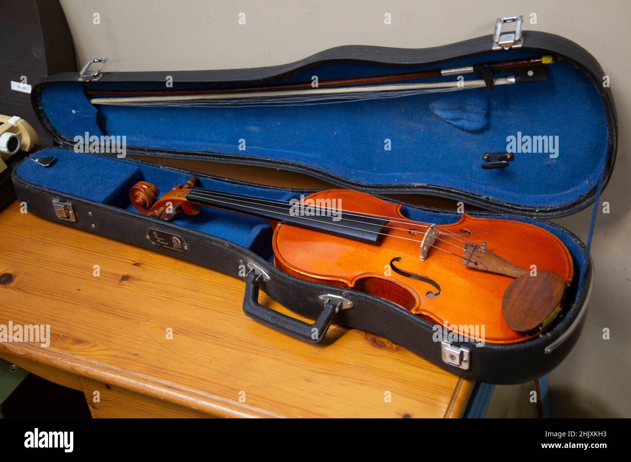 Violin display hi-res stock photography and images - Alamy