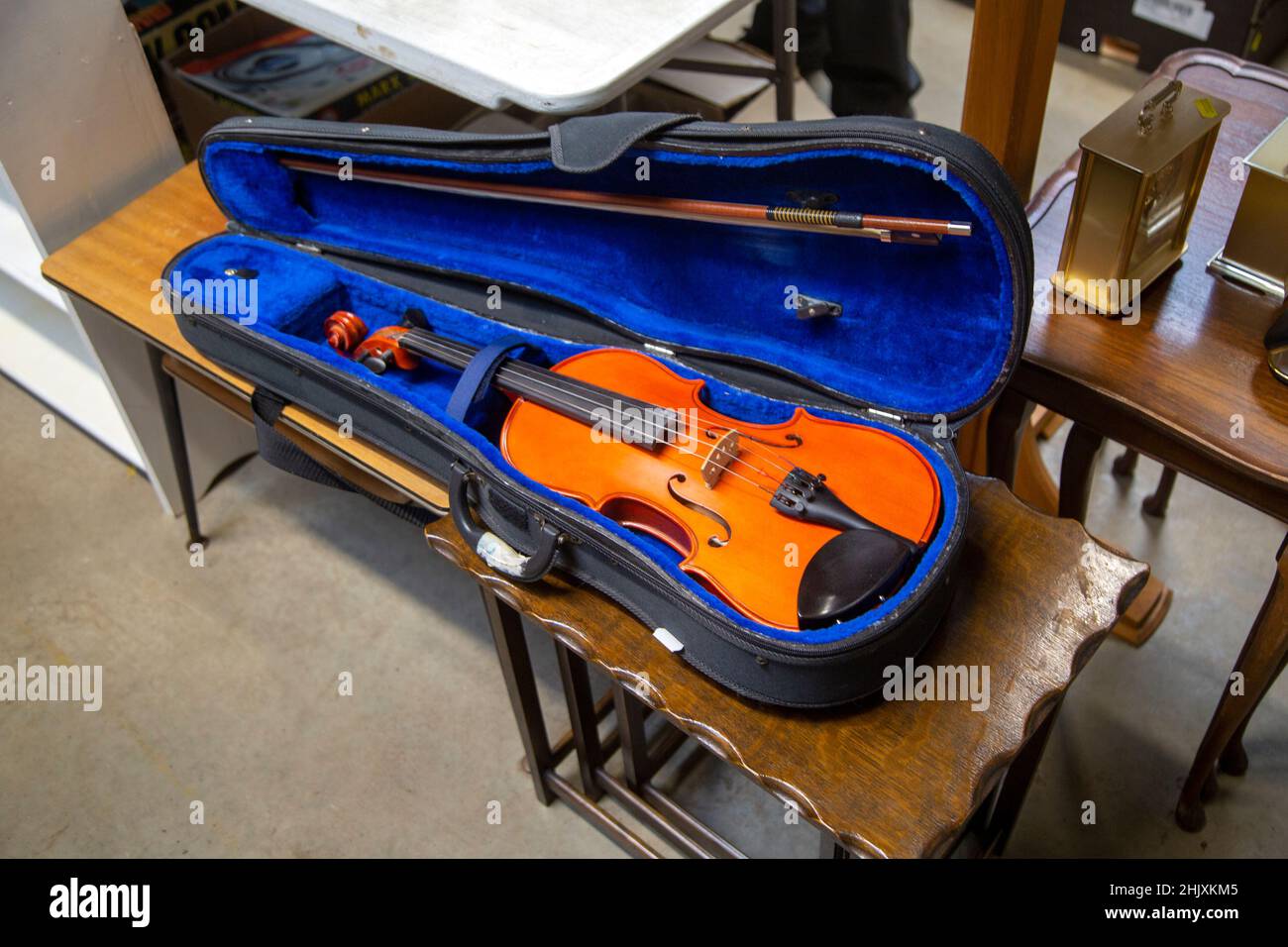 Violin display hi-res stock photography and images - Alamy