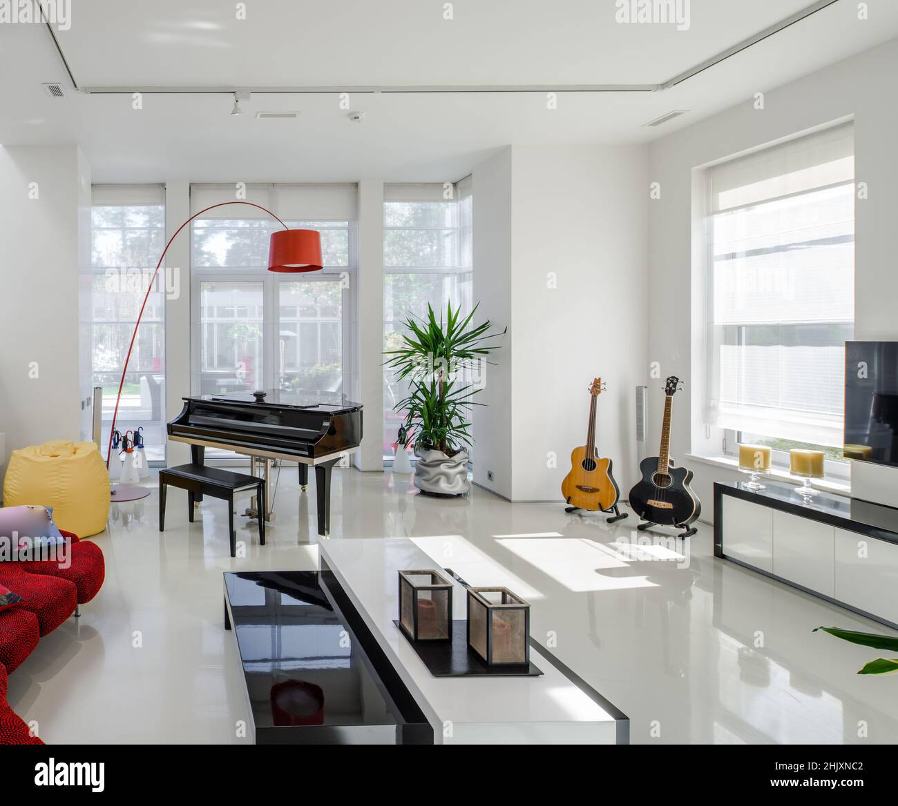Red guitars hi-res stock photography and images - Alamy