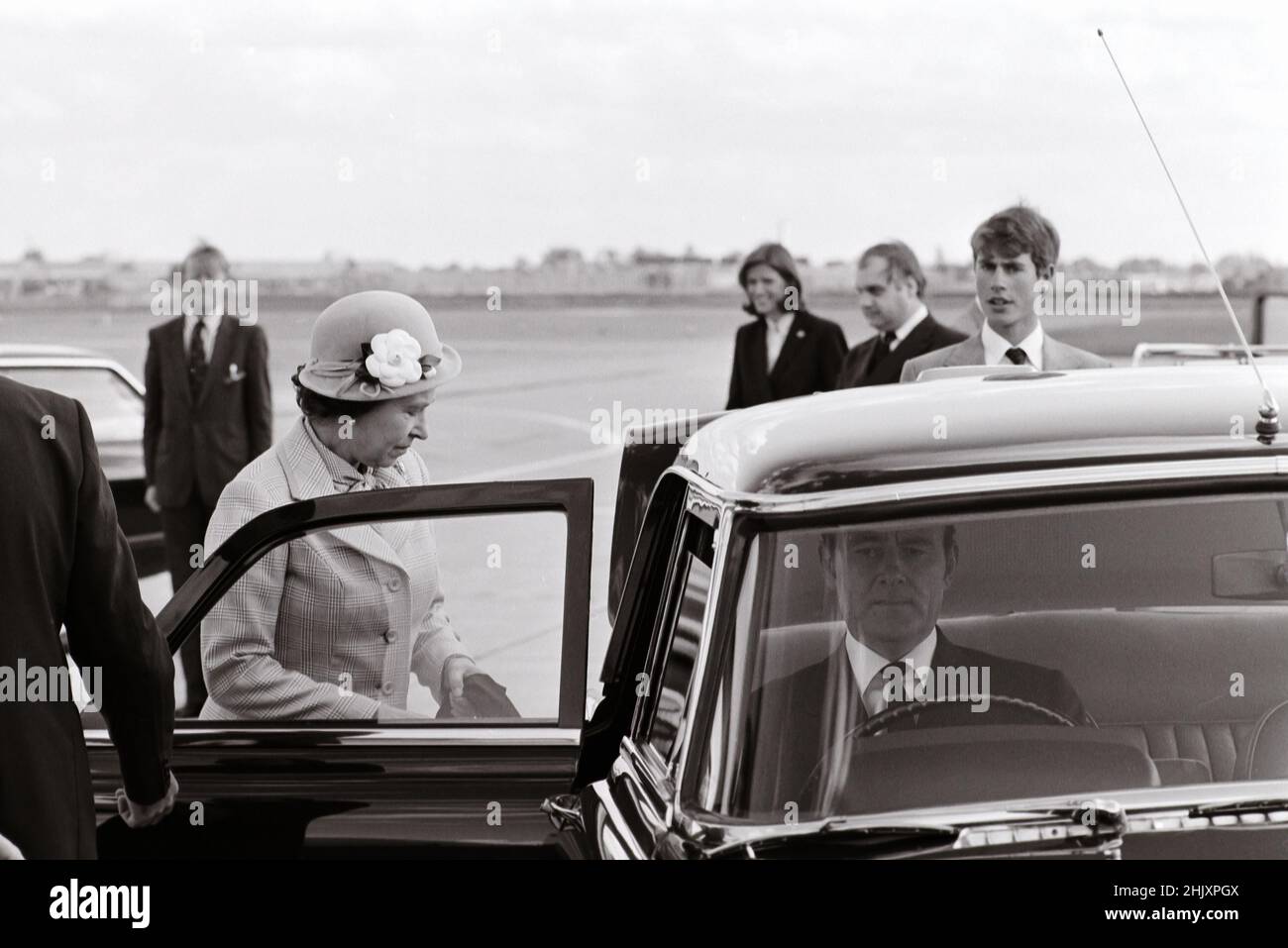 Queen arriving at Heathrow Airport in her Royal Flight XS789 in 80s ...