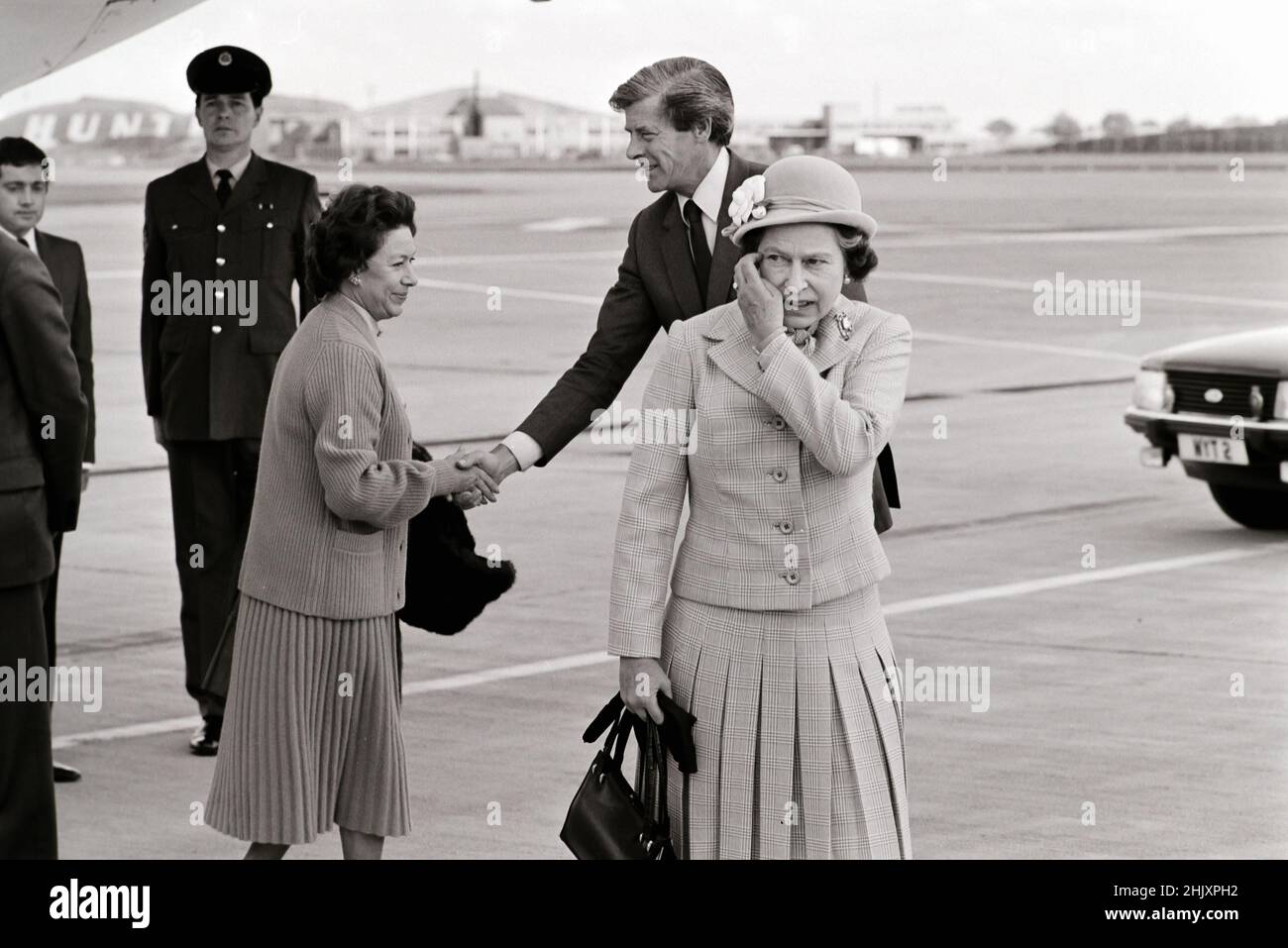 Queen arriving at Heathrow Airport in her Royal Flight XS789 in 80s ...