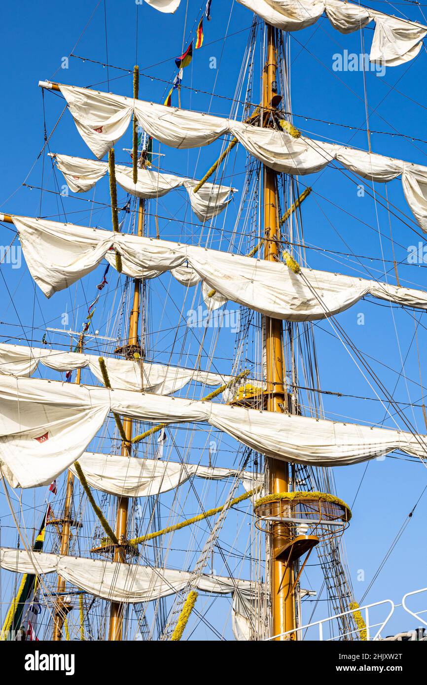 Mast with sails of a tall ship against a clear sky Stock Photo - Alamy