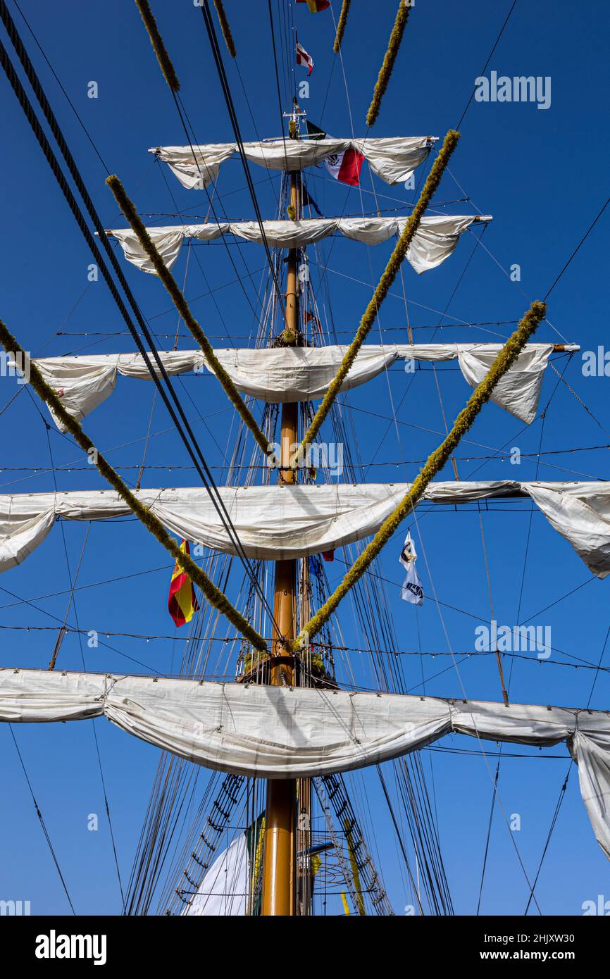 Mast with sails of a tall ship against a clear sky Stock Photo - Alamy