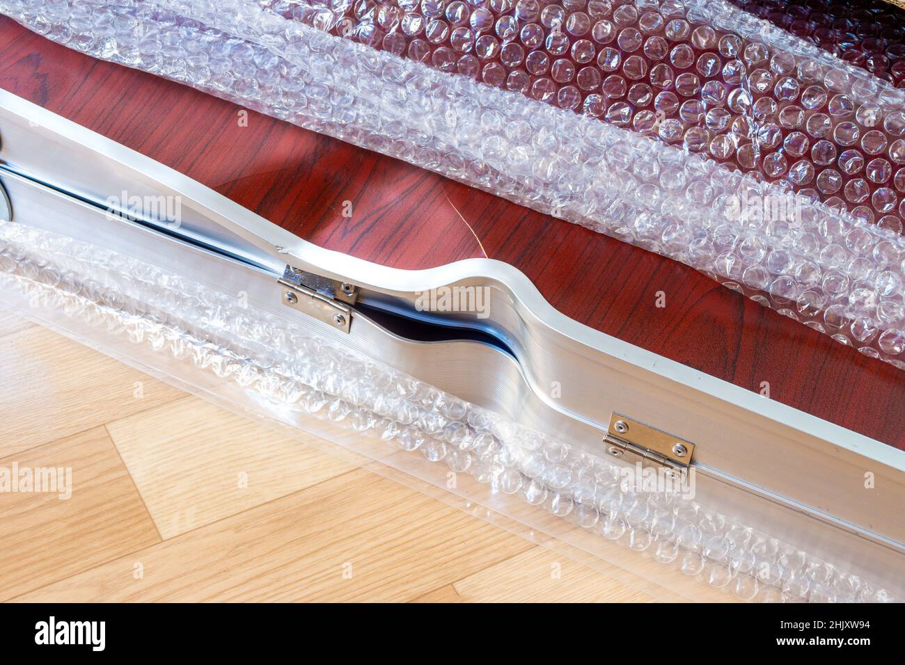 Parcel damage hi-res stock photography and images - Alamy