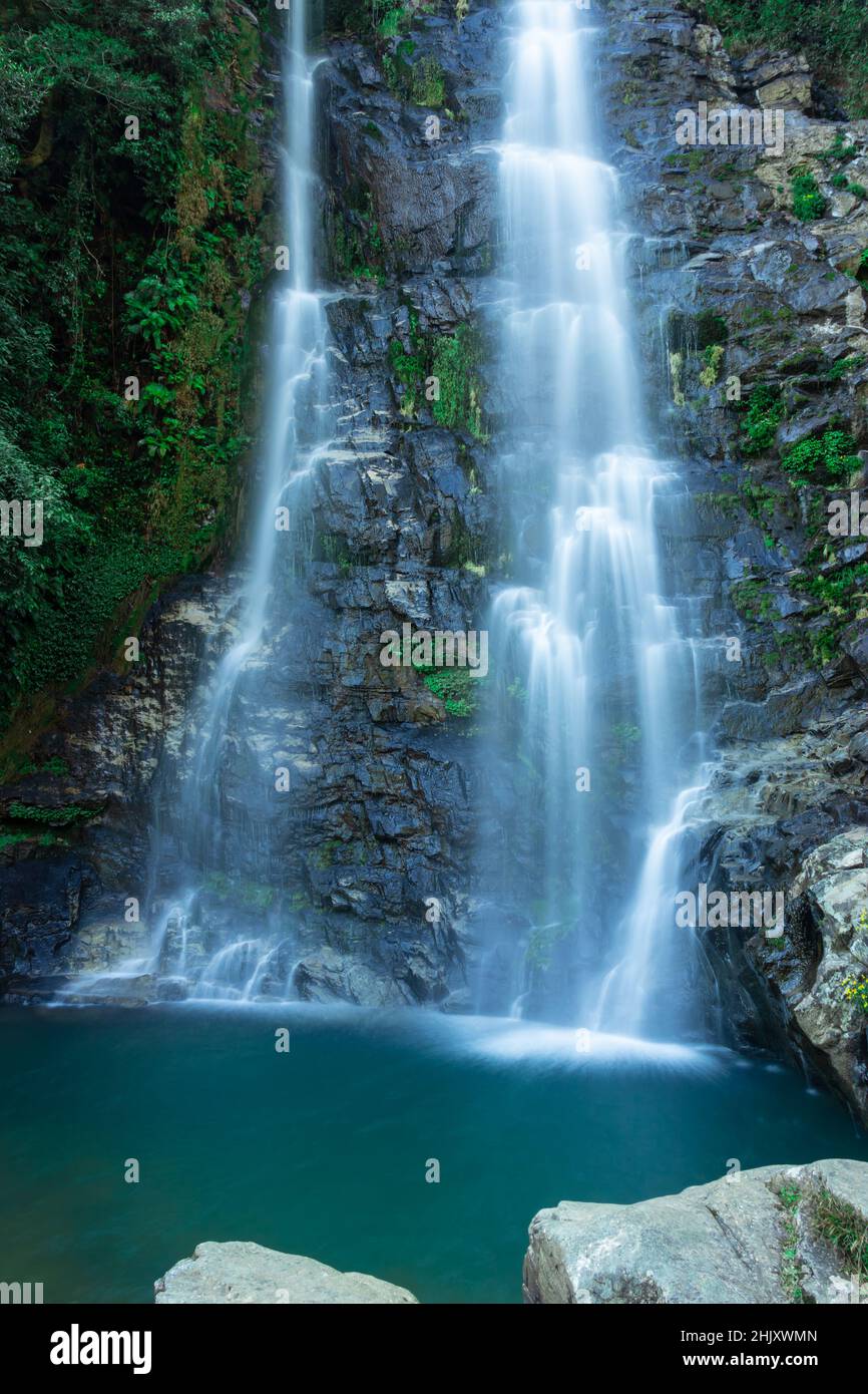Waterfall falling streams hi-res stock photography and images - Alamy