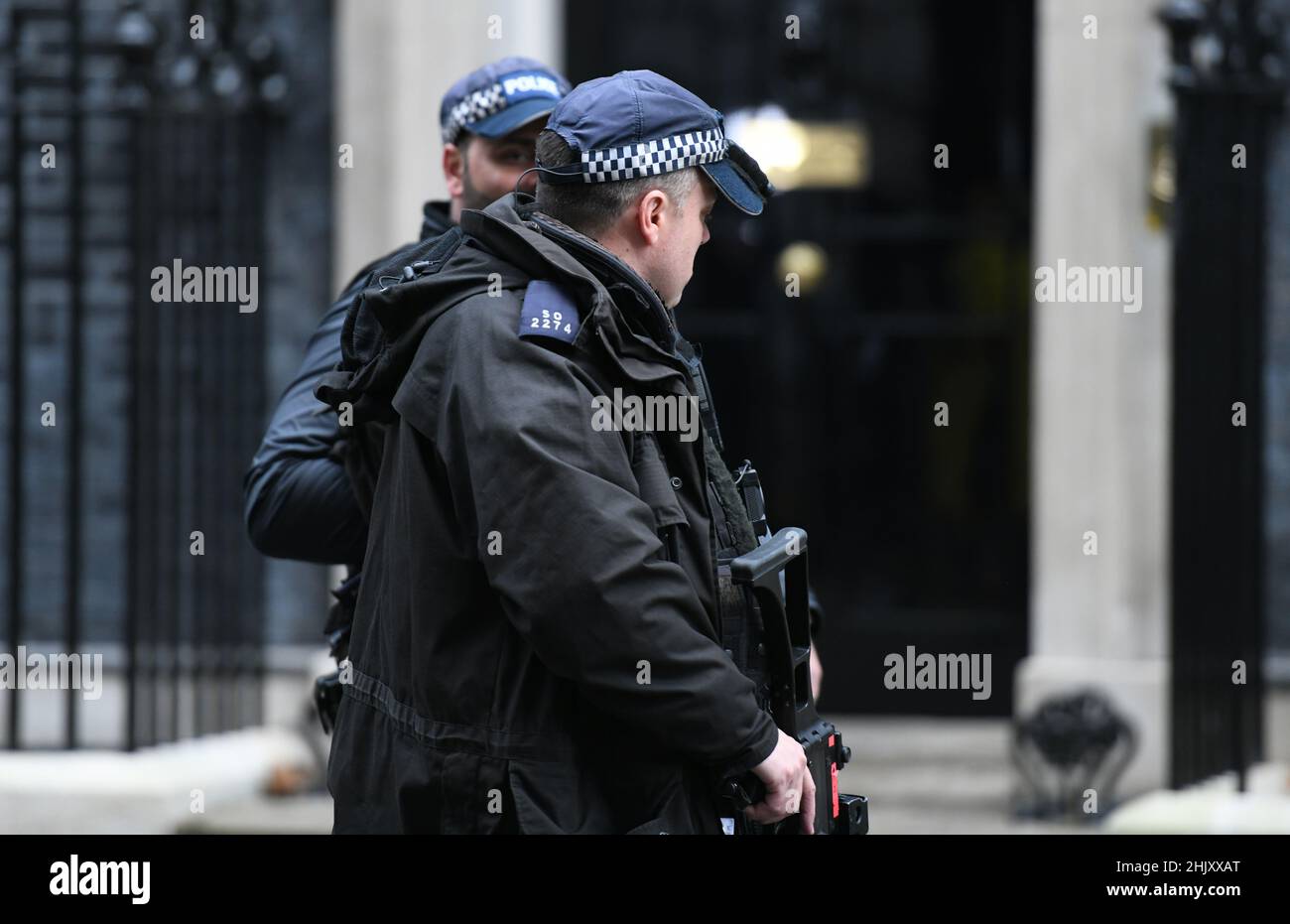 Armed metropolitan polide officers pass no 10 front door hi-res stock ...