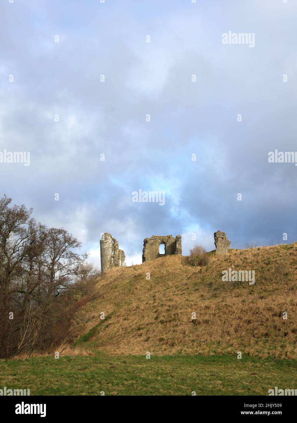 The ruins of Clun castle, Clun, Shropshire, England, UK Stock Photo - Alamy
