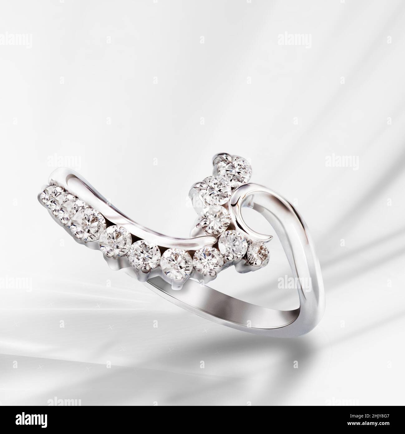 Jewelry Diamond & platinum ring Stock Photo - Alamy