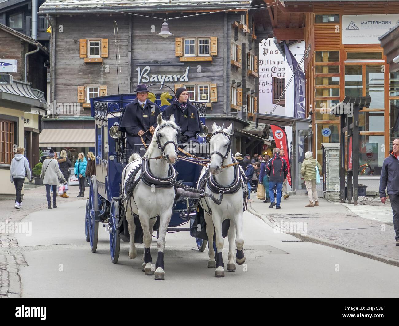 Straßenszene, Pferdekutsche, Bahnhofstraße, Zermatt, Wallis, Schweiz ...