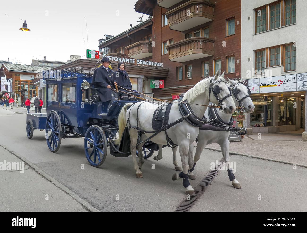 Straßenszene, Pferdekutsche, Bahnhofstraße, Zermatt, Wallis, Schweiz ...
