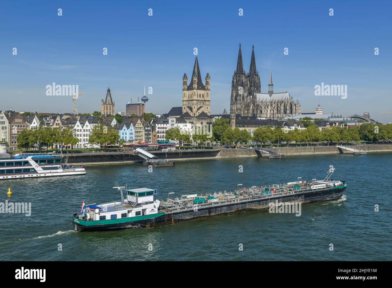 Kolner altstadt mit katholische kirche gross st martin hi-res stock ...