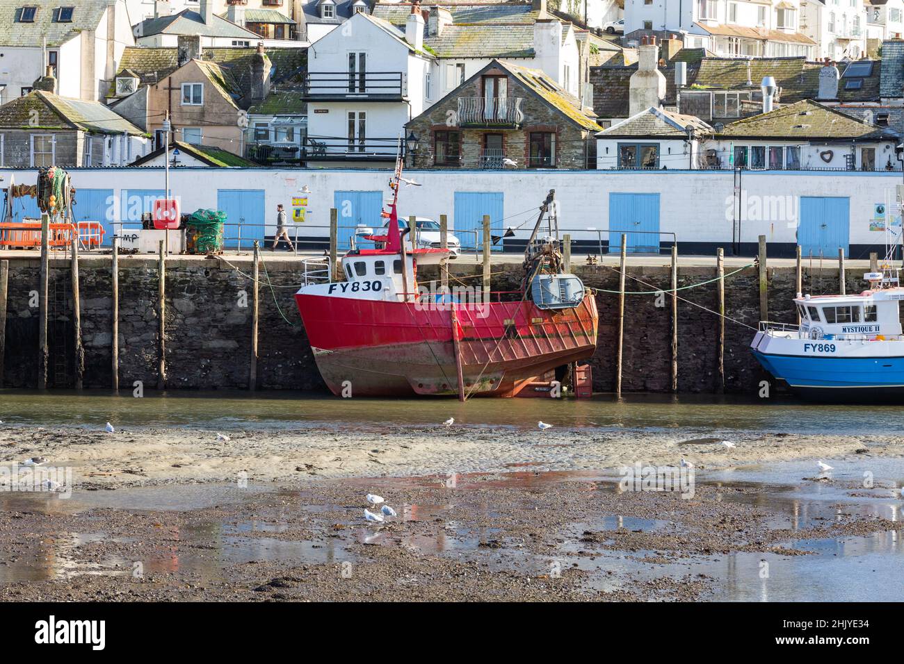 Fishing boat on the river bed at low tide in Looe, Cornwall,uk Stock ...