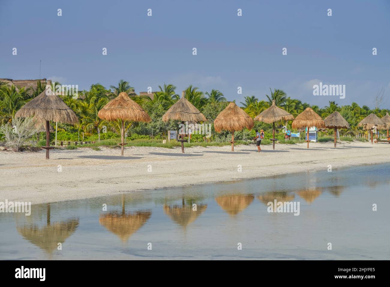 Strand, Sonnenschirme, Isla Holbox, Quintana Roo, Mexiko Stock Photo ...