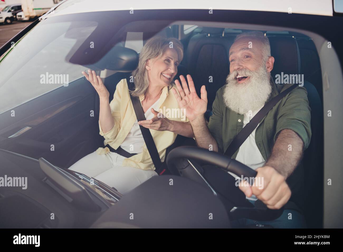 Elderly couple speak hi-res stock photography and images - Alamy