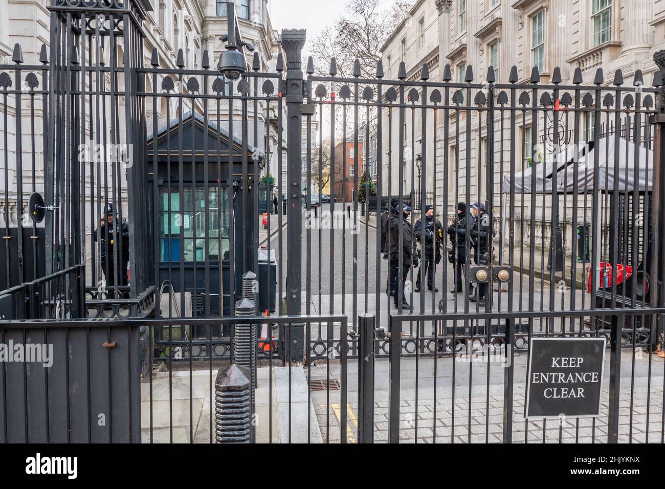 Armed police gates downing street hi-res stock photography and images ...