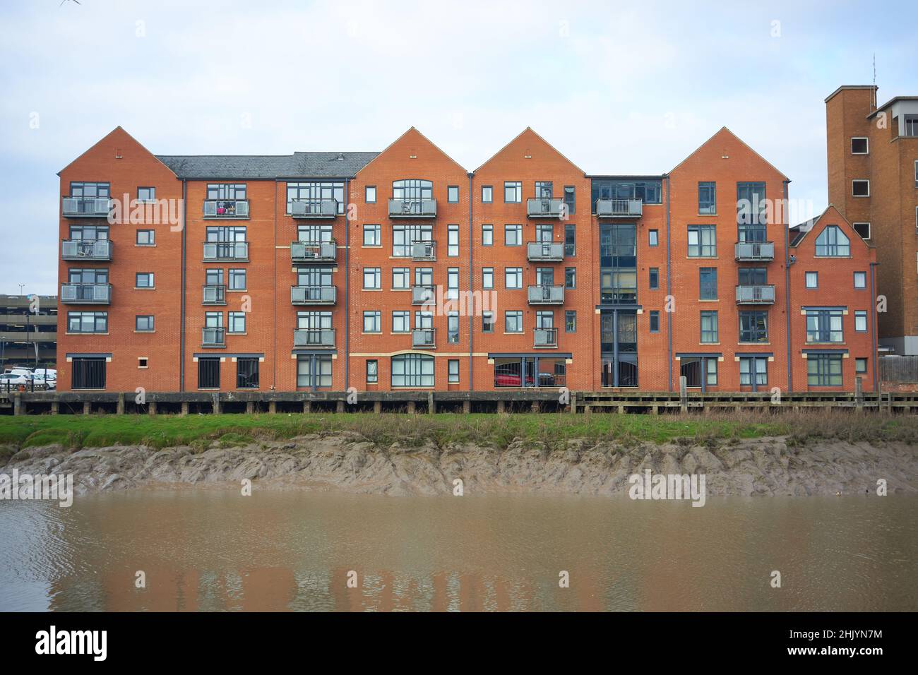 Modern apartment block over looking a tidal city river Stock Photo - Alamy