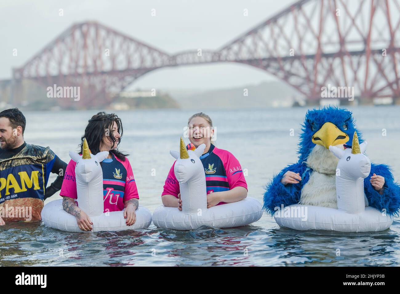 Loony Dookers take part go into the sea to bring in 2022 at South ...