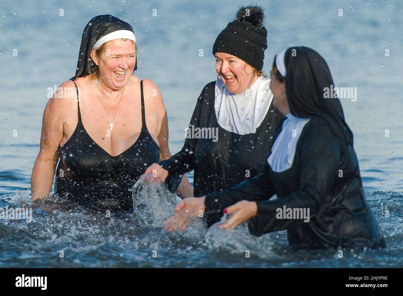 Loony Dookers run into Portobello beach sea for New years day in ...