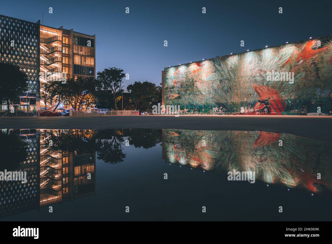 miami design district buildings reflection water Stock Photo - Alamy
