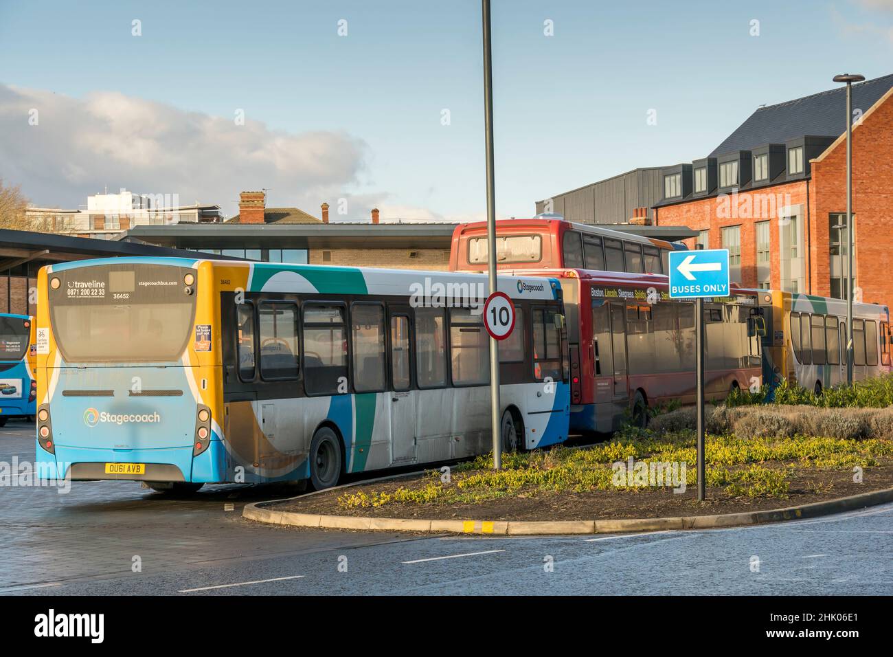 Buses only sign pointing to bus station lincoln city 2022 hi-res stock ...