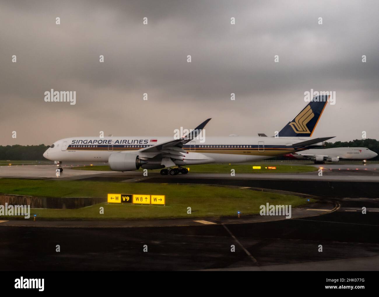 Singapore Airlines place on the runway at Changi Airport Stock Photo ...