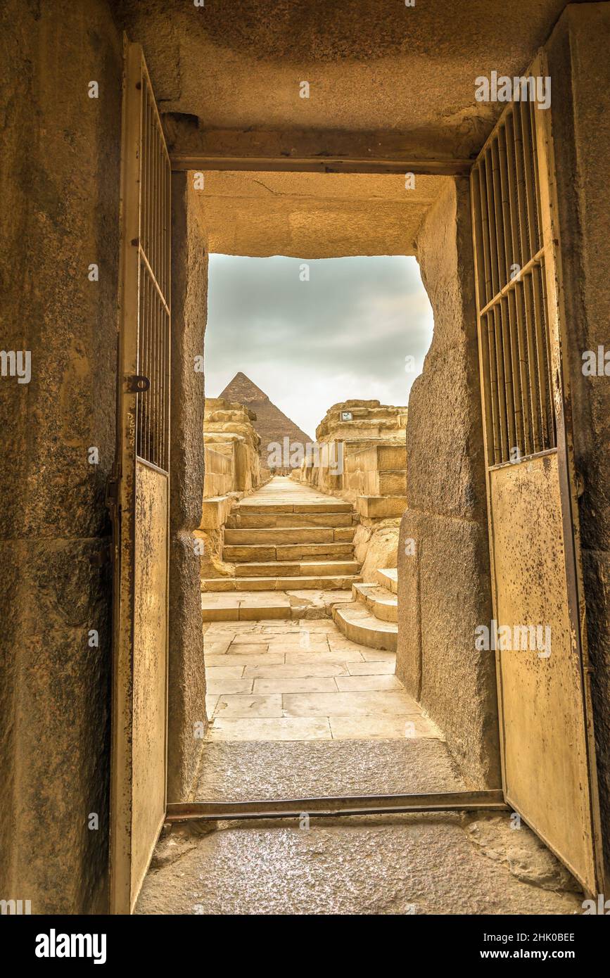 Great pyramid of giza door hi-res stock photography and images - Alamy