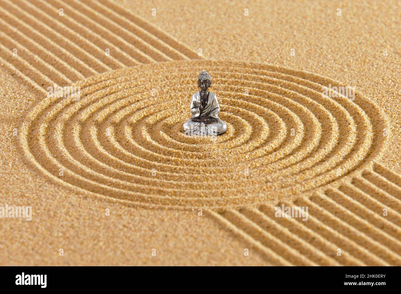 Japanese zen garden textured sand hi-res stock photography and images ...