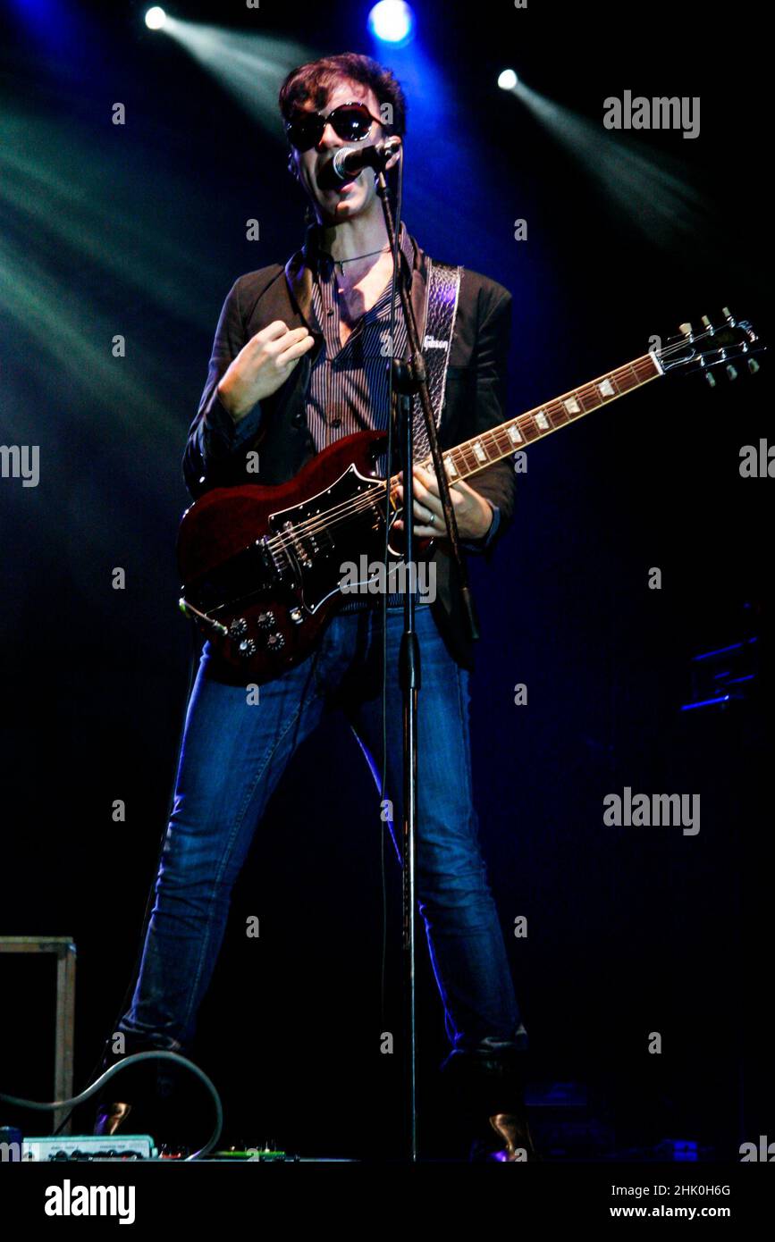 Leonardo de Lozanne ex vocalista de Fobia cantando con la banda de rock ...