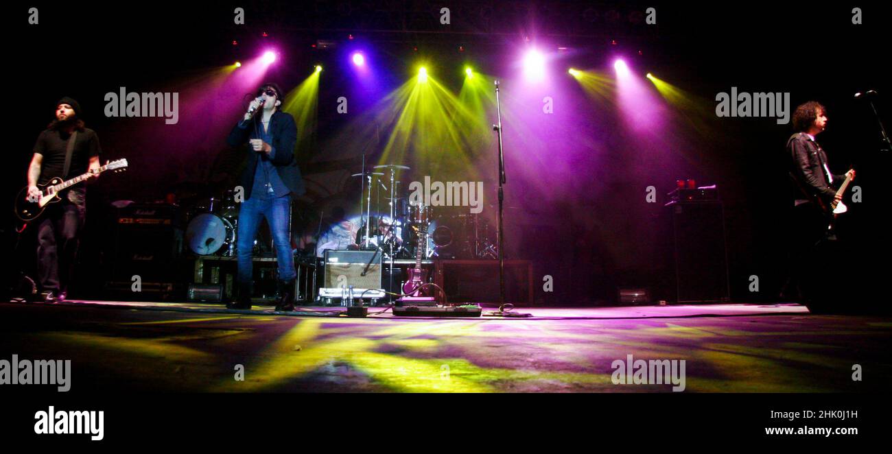 Leonardo de Lozanne ex vocalista de Fobia cantando con la banda de rock ...