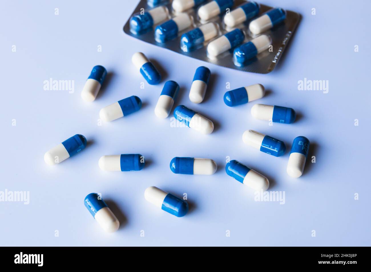 White blue medical pills hi-res stock photography and images - Alamy