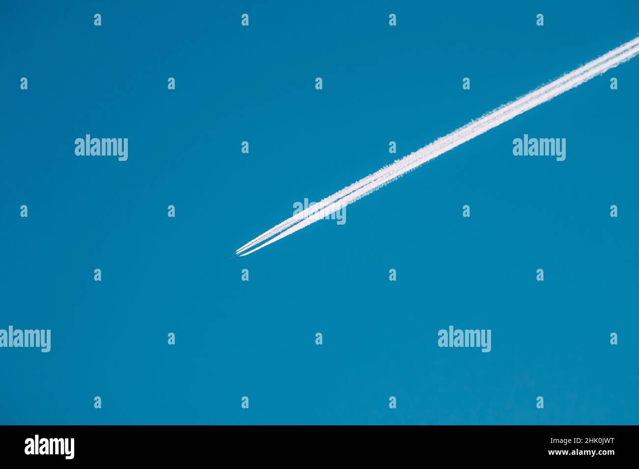 Contrail free sky hi-res stock photography and images - Alamy