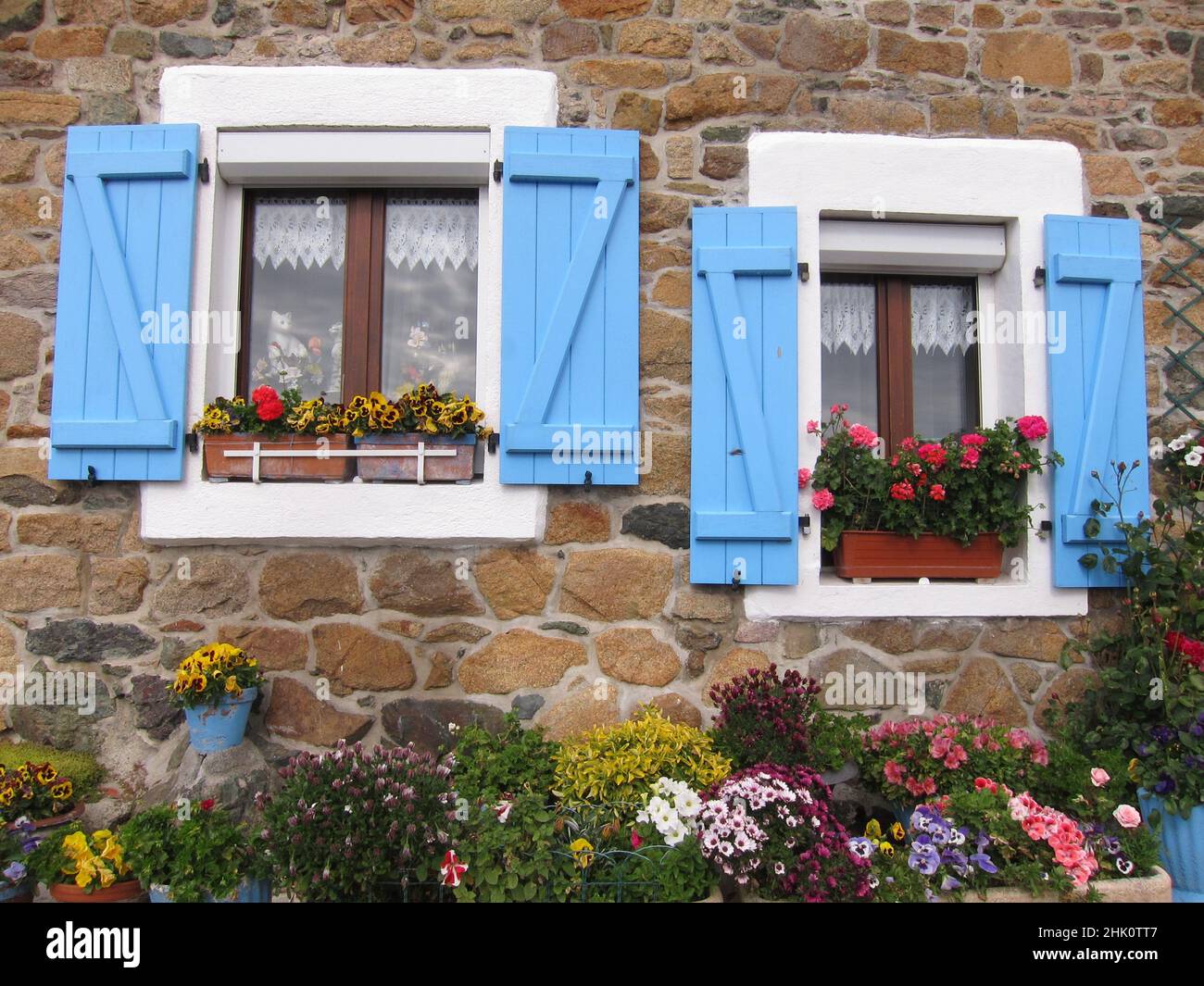 House with blue shutters hi-res stock photography and images - Alamy