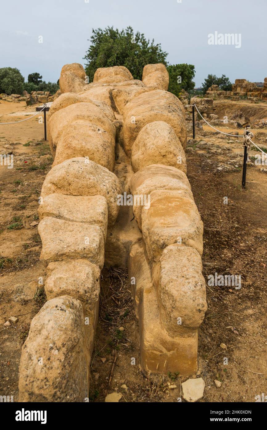 Temple agrigento telamon hi-res stock photography and images - Alamy